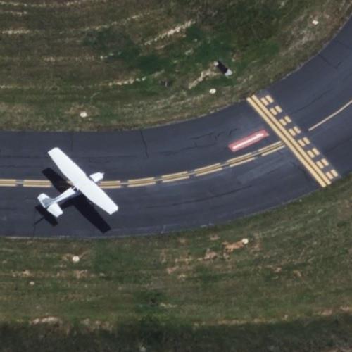 The plane before the runway 1 in Greenville, SC (Google Maps) (#2)