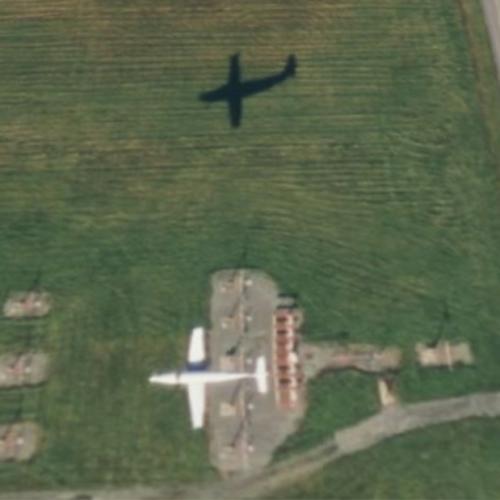 Airplane on approach at Syracuse Airport in Syracuse, NY (Google Maps)