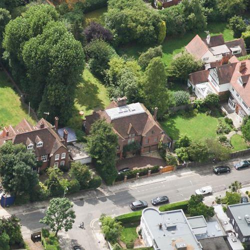 c2.vgtstatic.com thumbll 7 6 76963-v3-xl geri-halliwells-house.jpg